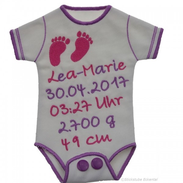 Baby Body im Rahmen mit Wunschdaten besticken lassen